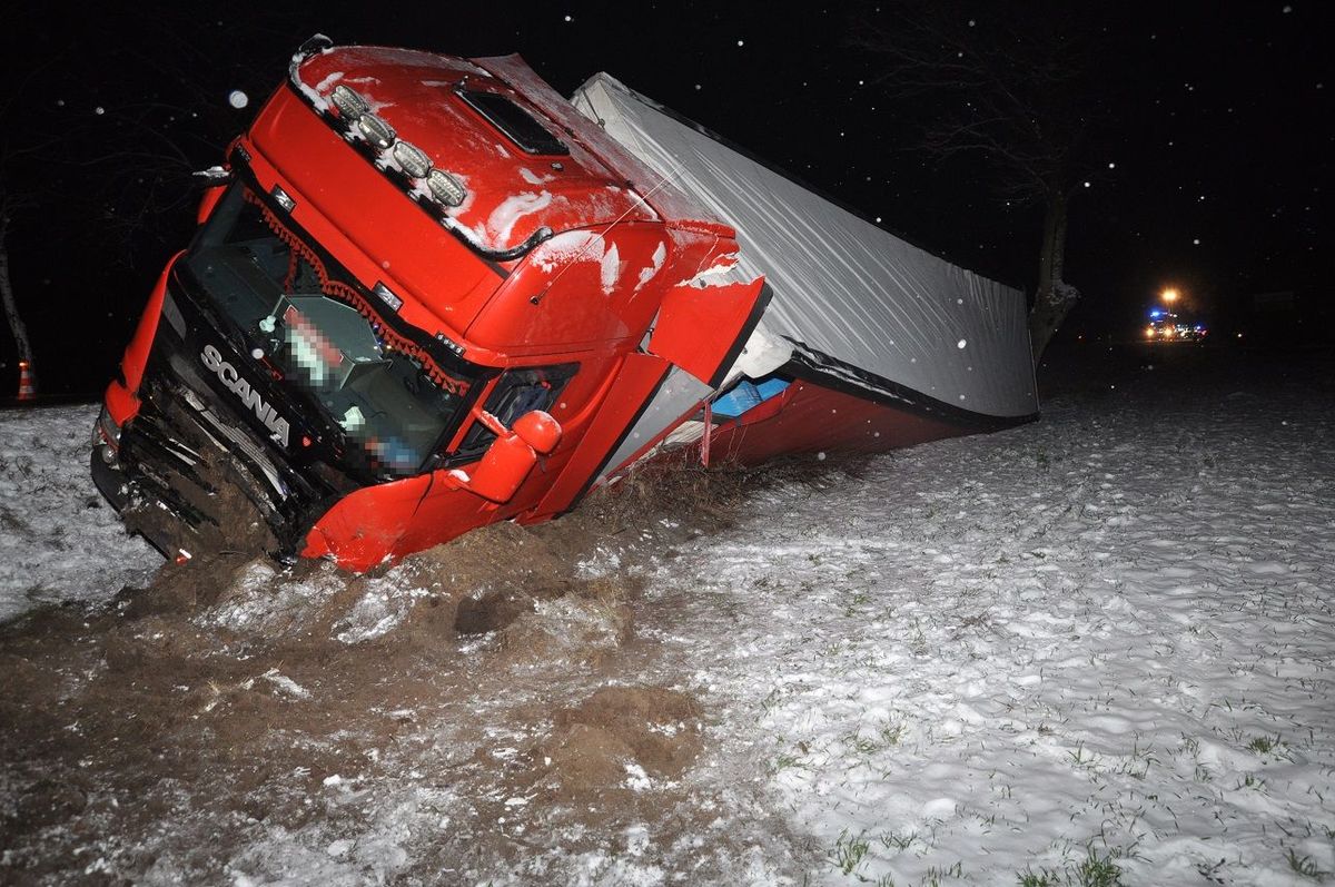 Kierowca audi stracił panowanie nad autem i wjechał w bok ciężarówki ... Kierowca audi stracił panowanie nad autem i wjechał w bok ciężarówki ...